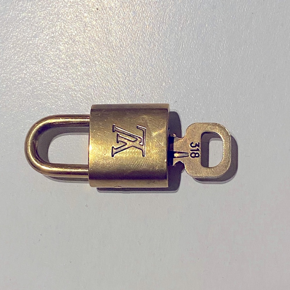 Lv - Louis Vuitton Lock And Key - Gem